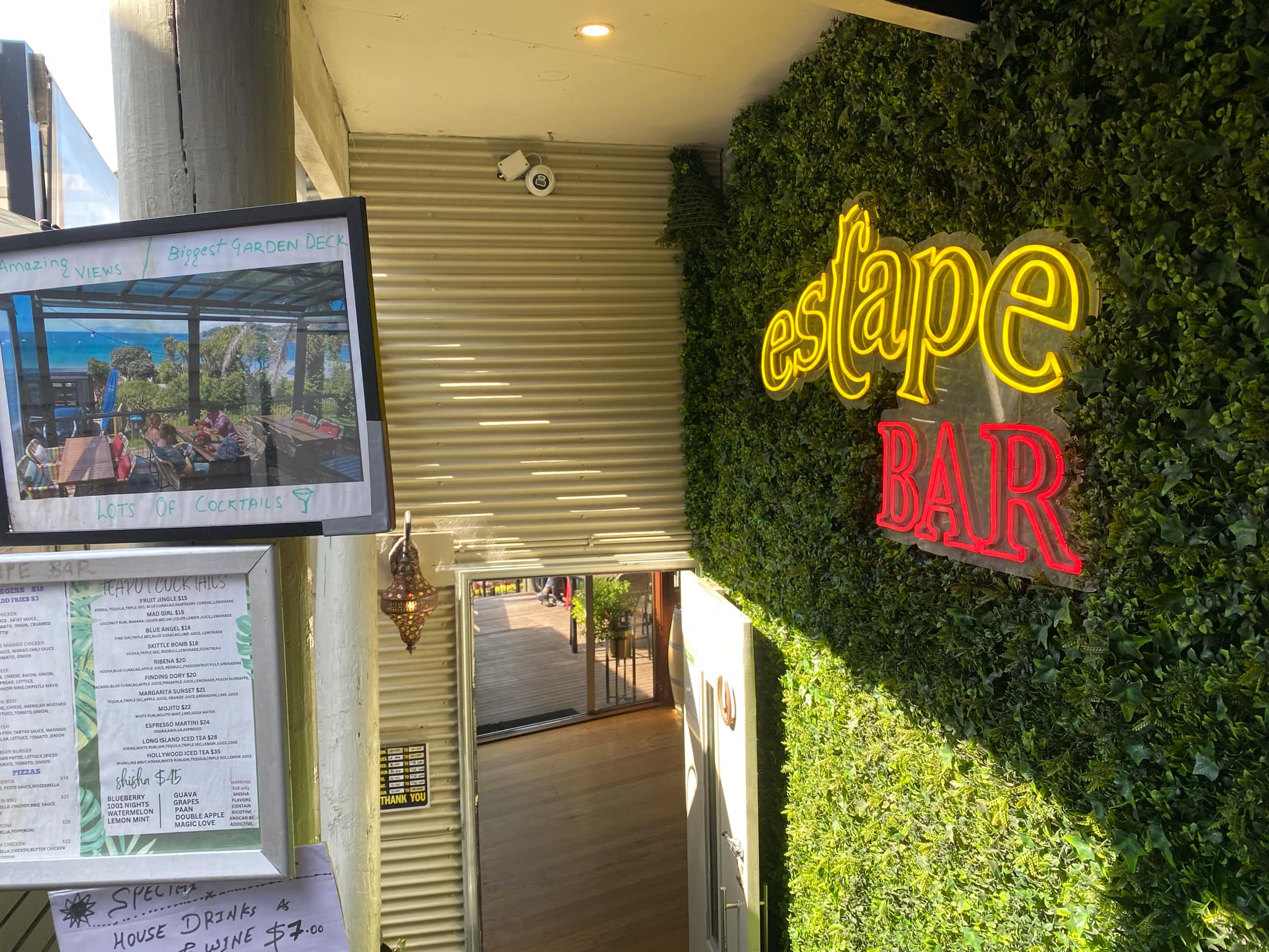 Escape Bar - Overview of Waiheke Island